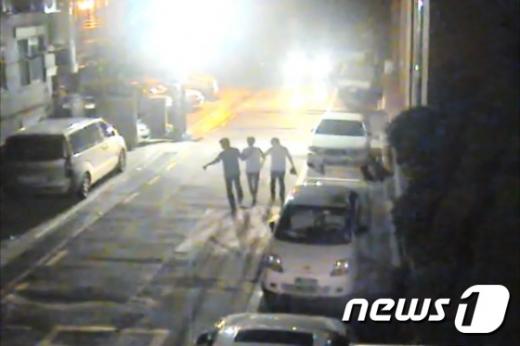 문 안 잠긴 차 노린 차량털이범 2명 Cctv에 덜미 머니투데이