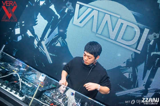 '클럽의 꽃' DJ의 세계, 견습생부터 레지던트까지… - 머니투데이