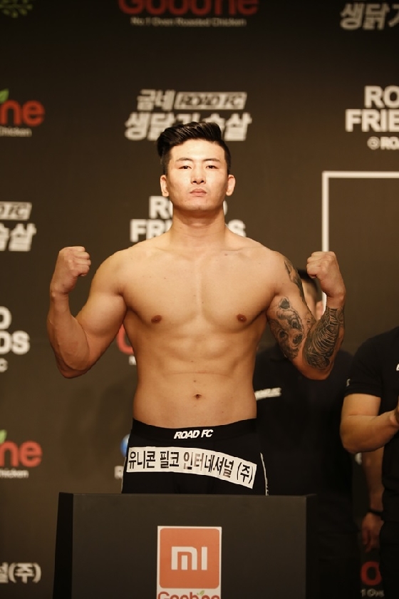 김태인, 김지훈에 2R TKO 승... 데뷔전 화끈한 승리 [로드FC] - 머니투데이