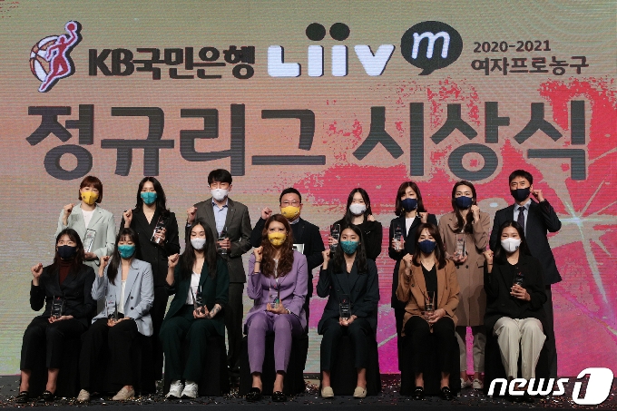 [사진] 2020-2021 WKBL 정규리그 시상식 - 머니투데이