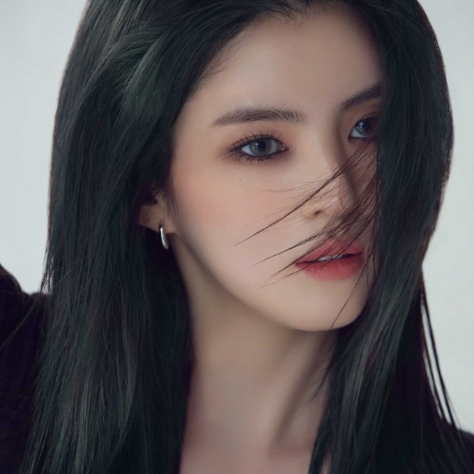 한소희 볼륨 강조한 과감한 브이넥…빠져드는 매력 아찔 머니투데이