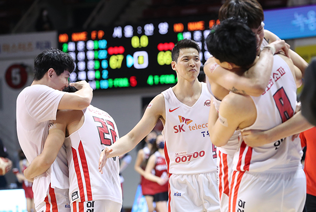 '29점차 대역전극' SK, KGC 꺾고 공동 선두... KCC 9연패 추락 - 머니투데이