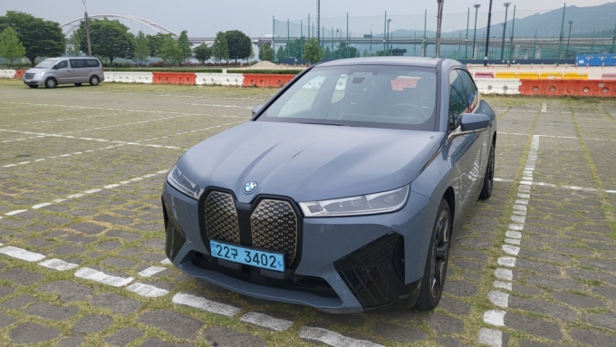 BMW iX50, '이것'만큼은 테슬라보다 한참 앞선다[차알못시승기] - 머니투데이