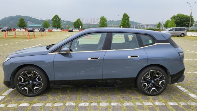 BMW iX50, '이것'만큼은 테슬라보다 한참 앞선다[차알못시승기] - 머니투데이