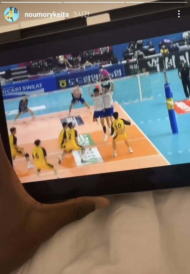 9000㎞ 거리에도 여전한 'KB 사랑'... 케이타, KOVO컵 시청 인증 - 머니투데이