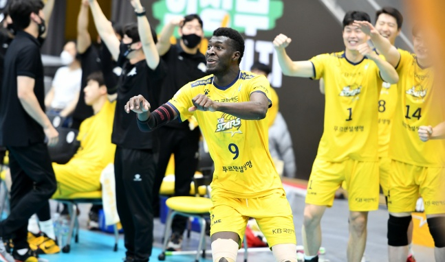 9000㎞ 거리에도 여전한 'KB 사랑'... 케이타, KOVO컵 시청 인증 - 머니투데이