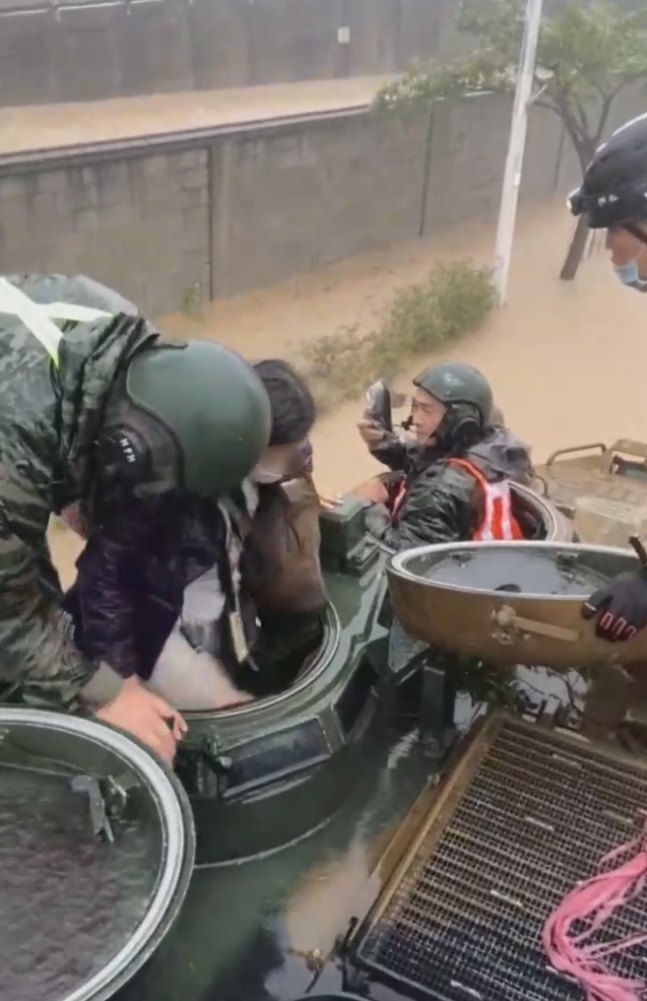 [영상]'물바다'된 도로에 나타난 장갑차…"포항시민 구하자" - 머니투데이