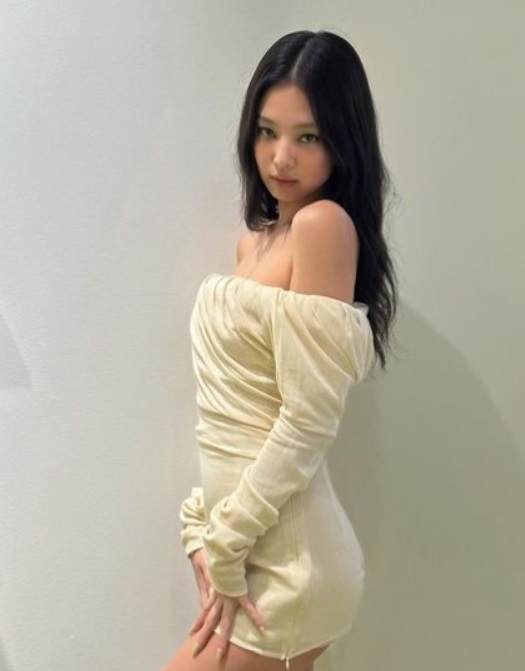 '인간 샤넬' 제니, 과감한 레몬색 오프숄더 원피스…고혹미 뚝뚝 - 머니투데이