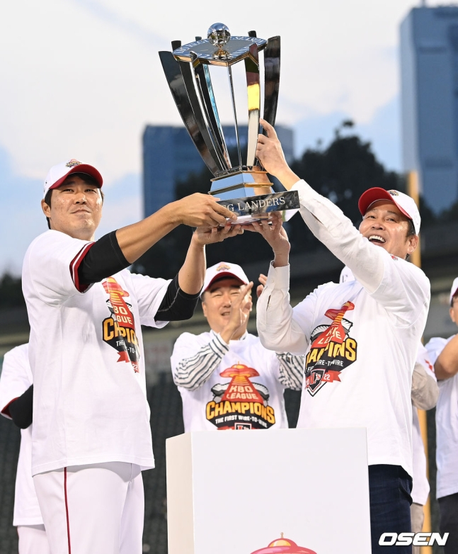 용진이형 마침내 우승트로피 번쩍 '감격', 그런데 김광현은 없었다 왜? - 머니투데이