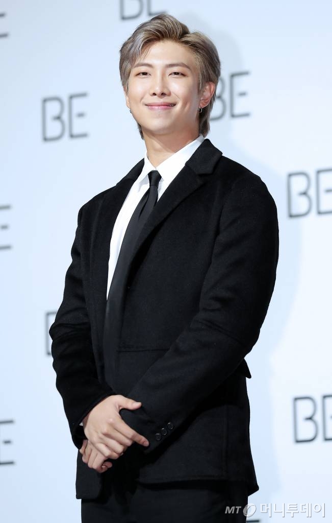 美 "BTS RM, 미술계 이끈 혁신가" 호평…韓 문화재청은 감사패 - 머니투데이