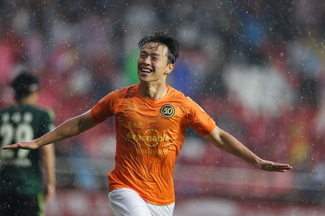 '50m 폭풍 드리블→환상 결승골' 고영준, K리그1 15R MVP 선정 - 머니투데이