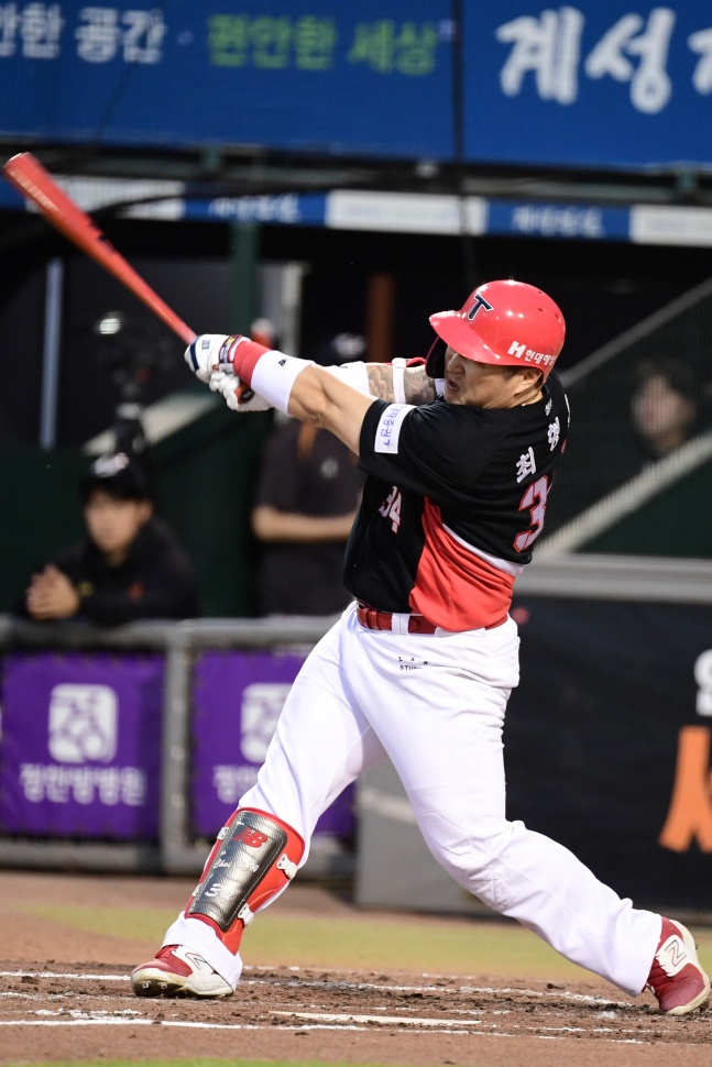 "전 필요없어요" 못 받은 KBO 최초 '1500타점 기념구', 최형우는 12초 만에 답변 끝냈다 - 머니투데이