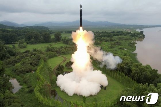 北 ICBM 화성-18형, 74분 비행 '역대 최장'…"김정은 직접 지도" - 머니투데이