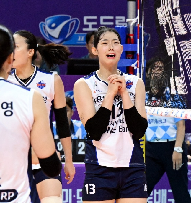 '셧아웃 승에도 아쉬움에 눈물 펑펑' 손녀뻘 MB 향상심, 68세 명장도 웃게 했다 - 머니투데이