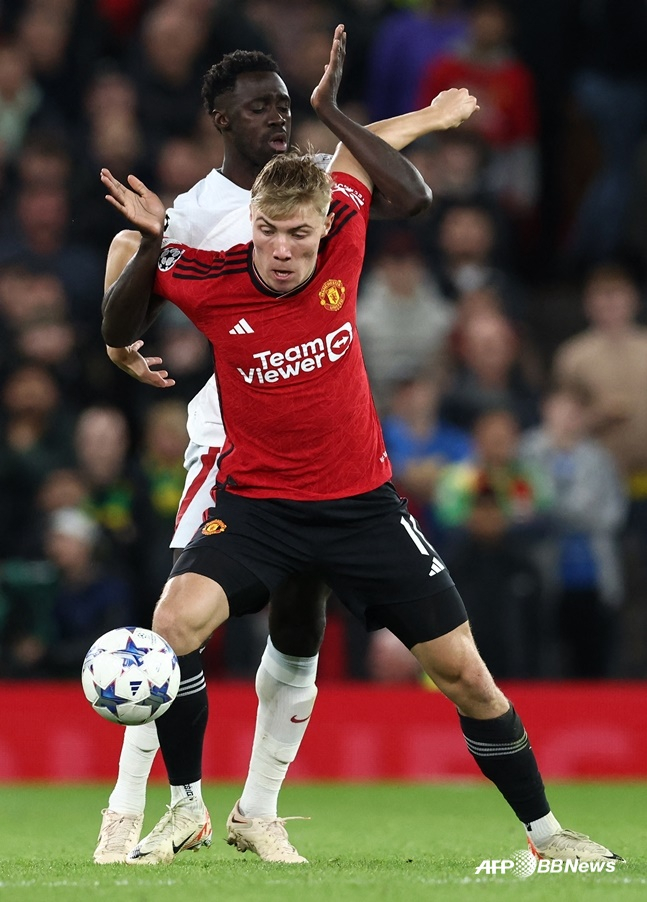 "데 헤아 전번 아직 알지?"... 맨유, UCL 1·2차전 패배 '구단 역대 최초-굴욕 기록'→ 불안한 GK에 비난 쇄도 - 머니투데이