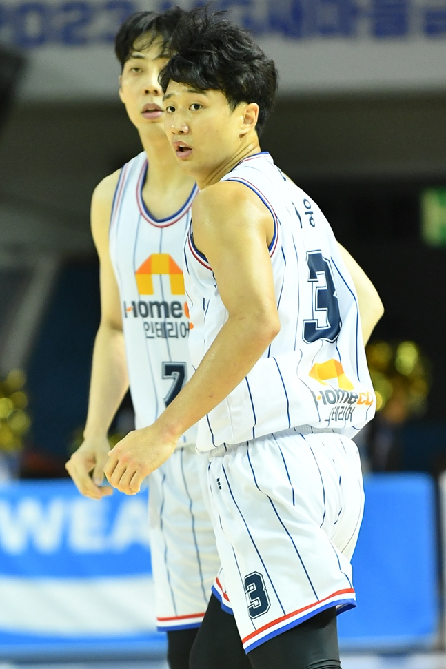 '20점 차 뒤집은 저력' KCC, 현대모비스 꺾고 KBL 컵대회 첫 우승... '더블더블' 존슨 MVP - 머니투데이