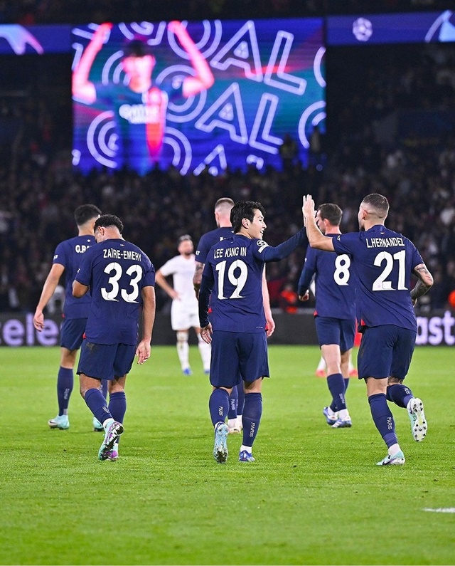 이강인 PSG-UCL 데뷔골 폭발! 동료들도 번쩍 들어 축하했다, 홈팬들도 이름 연호→'평점 7.5' 폭풍활약... PSG, AC밀란에 3-0 완승 - 머니투데이