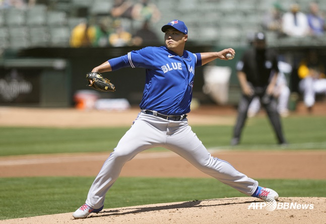 [오피셜] 충격 '류현진 8년 170억 계약' KBO 새 역사 썼다, 12년 만에 한화 복귀... 입단식 미루고 23일 오키나와 합류 예정 - 머니투데이