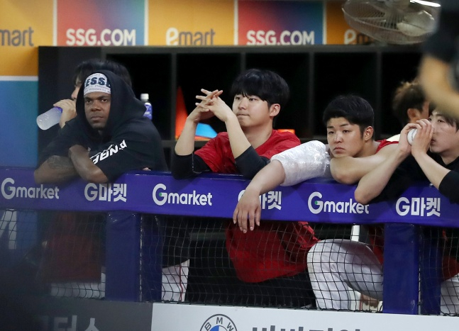 "시라카와로 결정했다" 두산은 왜 KBO 56승 외인 아닌 '고작 5G 등판' 23세 日 투수 선택했나 - 머니투데이