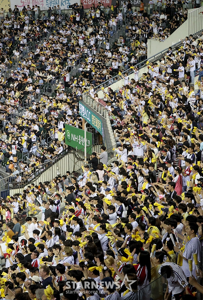 [오피셜] LG, KBO 43년 역사상 최초 대기록 '쾌거'... 롯데 넘고 최다 관중 '139만 7499명' 신기록 달성 - 머니투데이