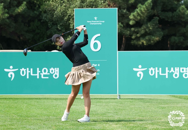 '눈물의 우승→컷 탈락' 문정민, 윤이나는 리디아 고도 제치고 단독 1위 질주 [KLPGA] - 머니투데이