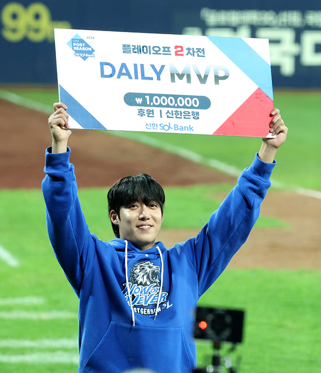 [포토] 원태인 '푸른 피의 얼짱 MVP' - 머니투데이