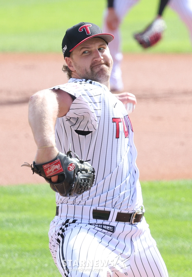 LG서 퇴출 위기 2명→결국 1명은 떠났고, 1명은 남았다... '무려 9일 쉰' 이방인 '인생투' 펼칠까 [PO4 현장] - 머니투데이