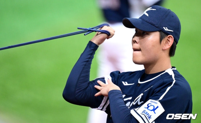 '지난해 큰 수술' KT 신인왕 출신 에이스, 대표팀 사령탑 극찬 폭발... '팔 관리한다' - 머니투데이