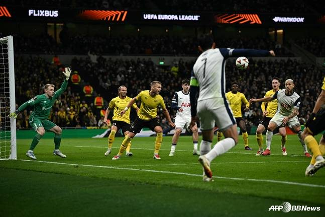 '드리블 10회+축신 빙의' 손흥민, 돌연 45분 교체 OUT→토트넘 3-0 승 'UEL 16강 직행'... 21세 초신성 '1골 1도움' - 머니투데이