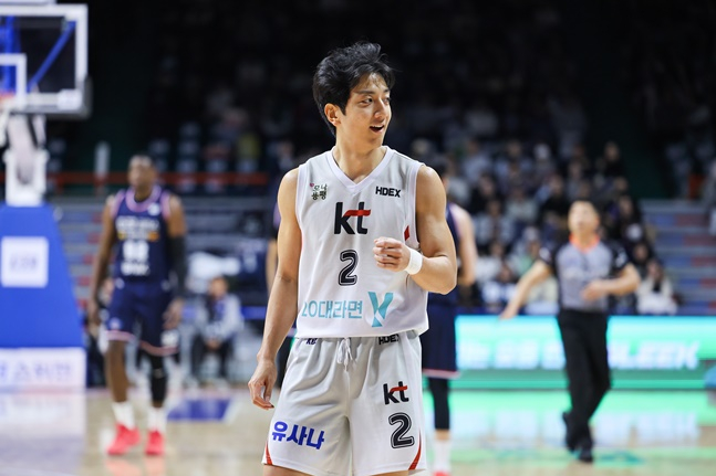 '허훈 3점포 6방→22점 맹폭격' KT 4연승 질주, 2위 추격 시작됐다... KCC 완전체 복귀에도 2연패 [부산 현장리뷰] - 머니투데이