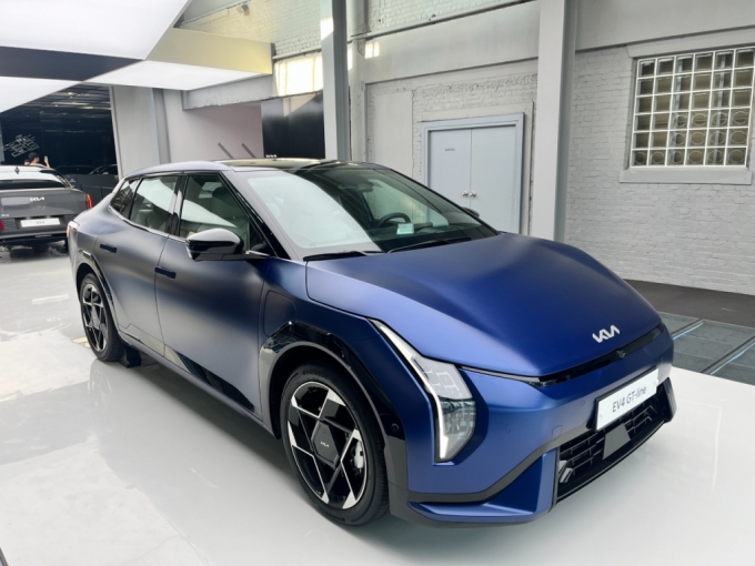 1회 충전으로 533㎞ 달린다…기아 첫 전기 세단 EV4, 베일 벗었다 - 머니투데이