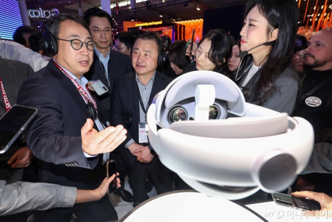 SKT-삼성모바일 수장의 만남, XR기기 '무한' 등 제휴? - 머니투데이