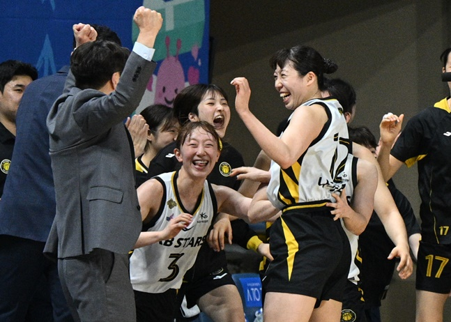 '이런 드라마가 있나' 김단비 실책→모에 결승 버저비터 대폭발, '언더독' KB스타즈 1승 따냈다 [WKBL PO] - 머니투데이