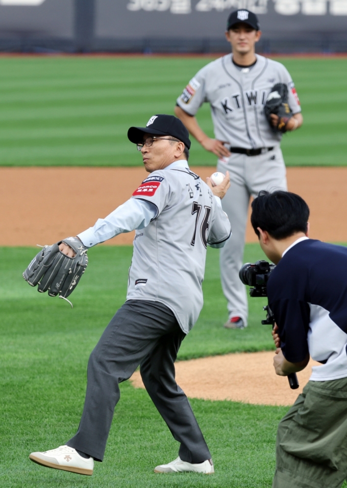 [포토]KT-KIA전 시구하는 김진상 경희대총장 - 머니투데이