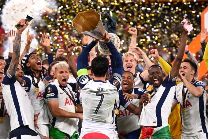 손흥민 유로파 우승컵 들었다.