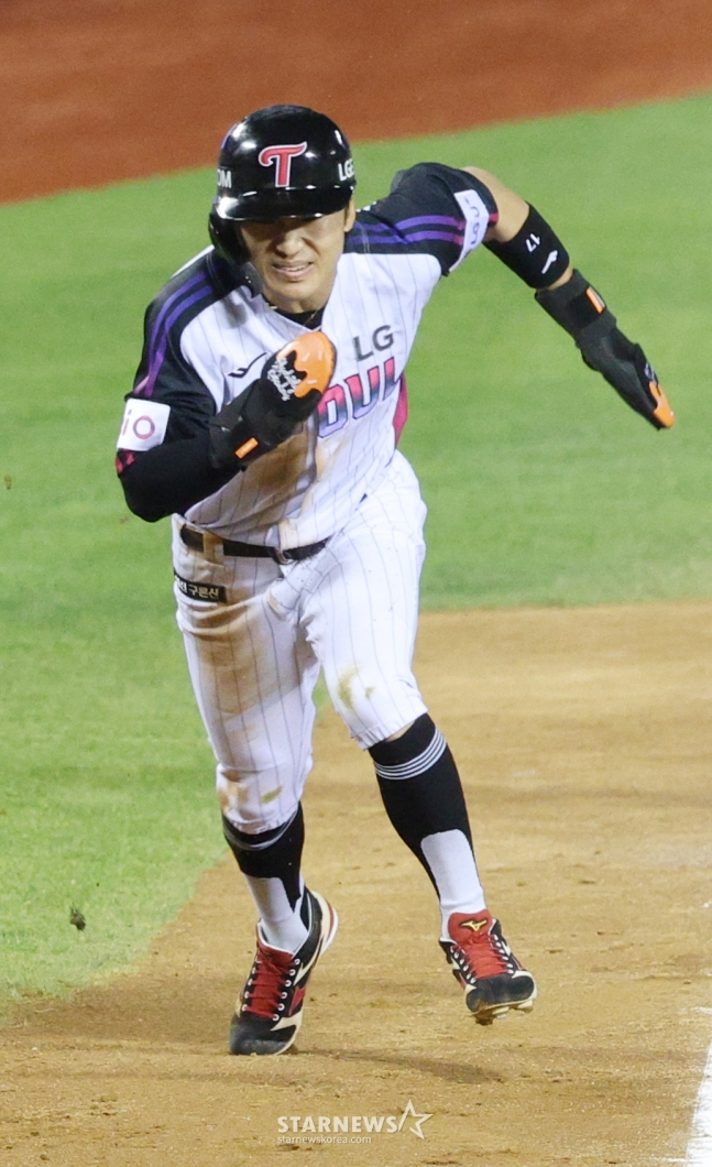 '타율 0.236' 안타 못치는 35세 베테랑, LG는 왜 자꾸 톱타자로 내세우는가... 힌트는 11년간 쌓아온 KBO 대기록에 있다 - 머니투데이