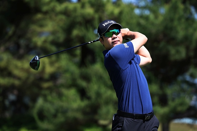 '161전 162기' 데뷔 14년차 김민수, 캐디 아내와 KPGA 첫 우승 다가간다 - 머니투데이