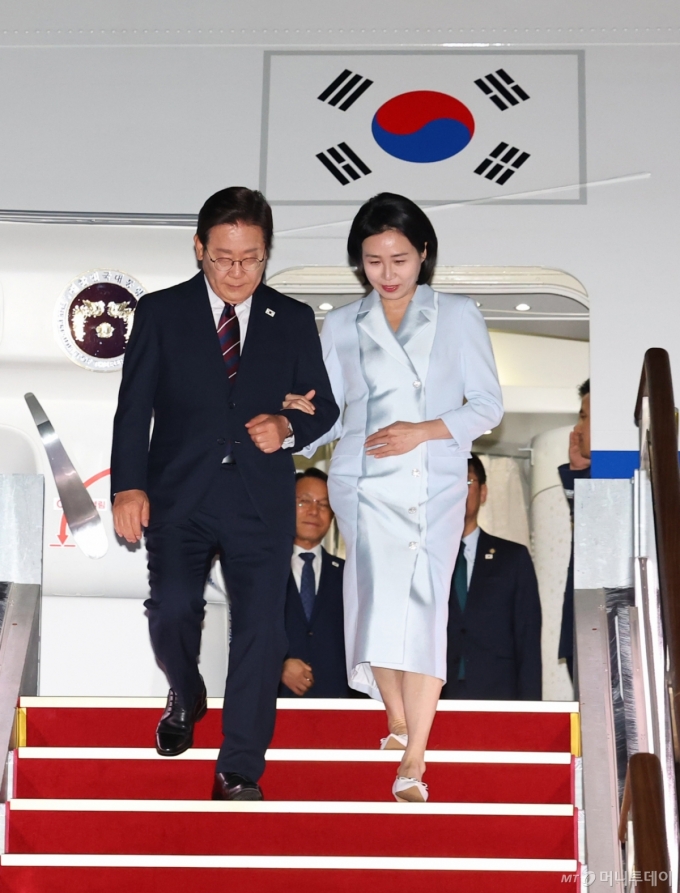 이재명 대통령, G7 일정 마치고 서울공항 도착···"국격과 신뢰회복 시작" - 머니투데이