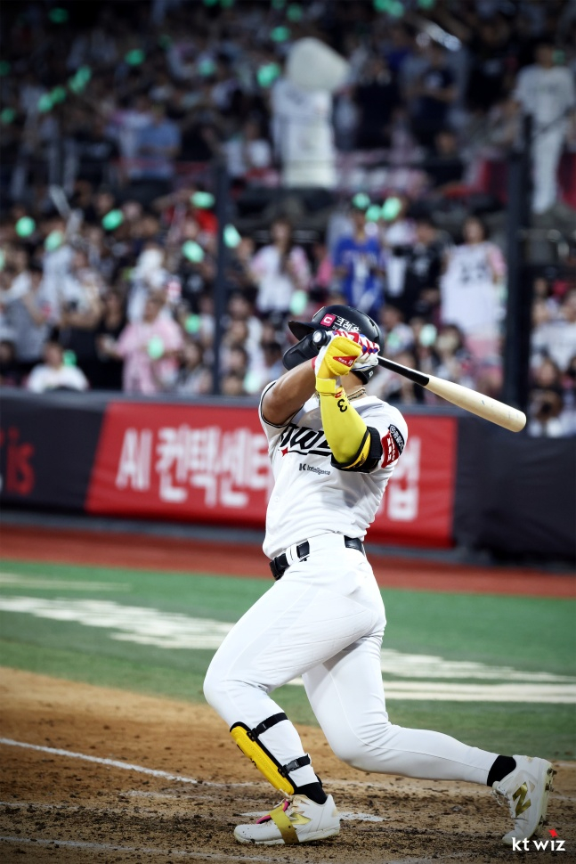 25경기 덜 뛰고 홈런 5위+타점 톱10 '턱밑 추격'이라니... KT 안현민, MVP 후보로도 손색없다 - 머니투데이