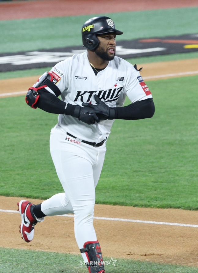 "장타자 더 필요한데..." 아쉬움 많던 대체 외인, KBO 홈런 역사 바꿨다 '감격의 175홈런' 어떻게 이뤄졌나 - 머니투데이