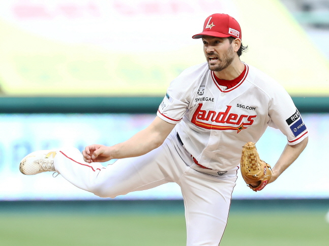 '폰세 게섯거라' SSG 앤더슨, 1점대 ERA 진입 'KBO 단 둘 뿐'... '타격 9위' 랜더스 이끄는 힘 - 머니투데이