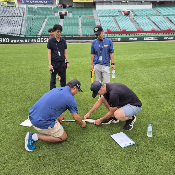 'ML 구장 관리 전문가들' 한국 찾는다, 왜?... KBO 전국 9개 구장 관리 실태 조사 및 점검 '잔디 강도·산도까지 측량' - 머니투데이
