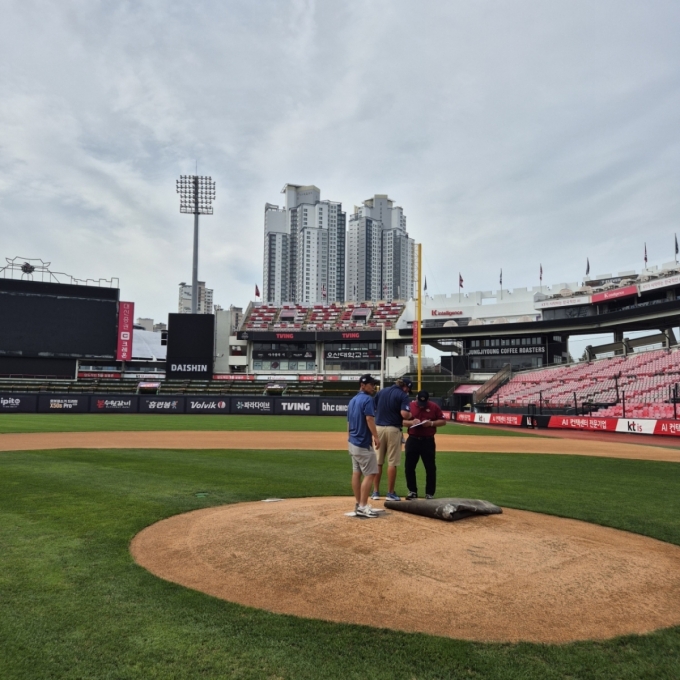'ML 구장 관리 전문가들' 한국 찾는다, 왜?... KBO 전국 9개 구장 관리 실태 조사 및 점검 '잔디 강도·산도까지 측량' - 머니투데이