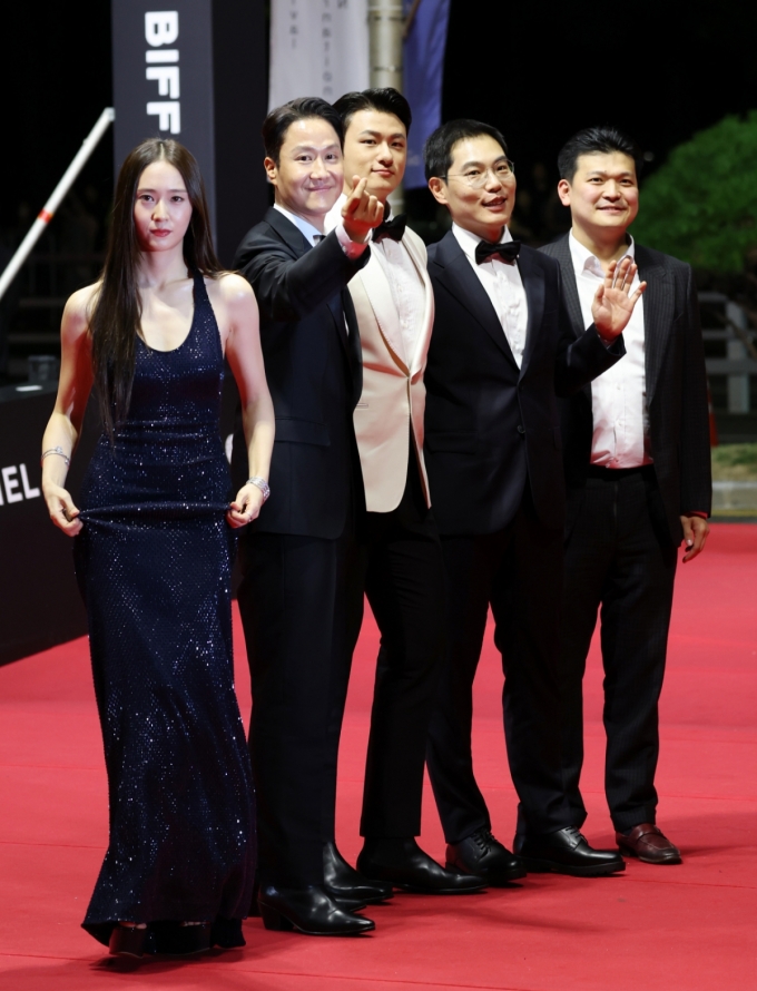 [포토]짱구팀 홍일점 정수정 'BIFF 2025 레드카펫' - 머니투데이