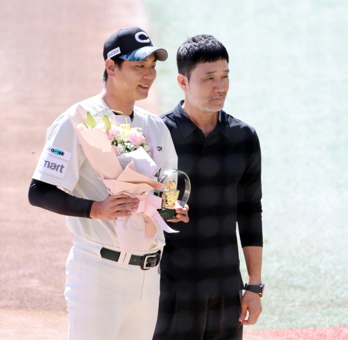 [한번에쓱]'2000K 달성, KBO시상 및 축하받는' SSG 김광현 - 머니투데이