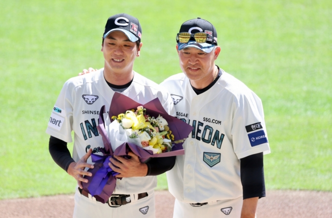 [한번에쓱]'2000K 달성, KBO시상 및 축하받는' SSG 김광현 - 머니투데이