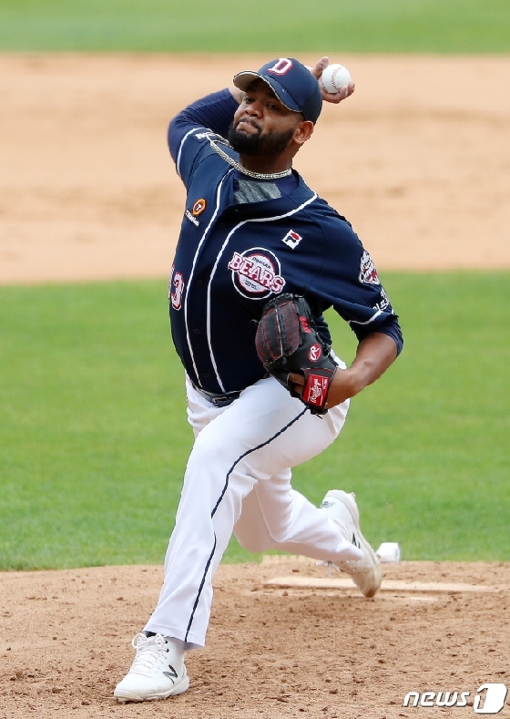 이 악물고 던졌나? 알칸타라, 친정 KT에 '1회부터 154km' 무력시위 [★현장] - 머니투데이