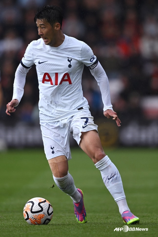 'EPL 득점 탑10' SON-HWANG, 벌써 '득점왕' 가능성 나왔다... 英 "최고의 모습-다재다능 공격수" 호평 릴레이 - 머니투데이