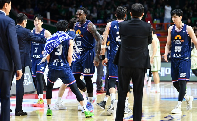 '기적의 KCC' 역대 최초 5위팀 챔프전 진출! 라건아 공수 맹활약+허웅 4Q 대폭발... DB 충격의 탈락 [4강PO4 현장리뷰] - 머니투데이