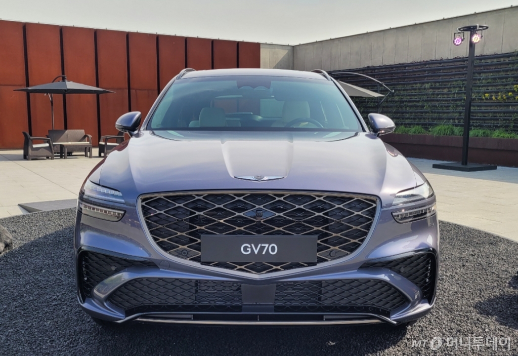 '고급차=검은색' 공식 깰까…새 색상 '세레스 블루' 입은 GV70 - 머니투데이